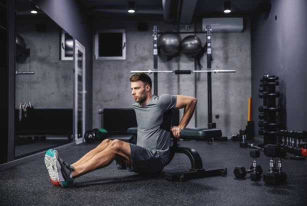 Treino de tríceps: 3 exercícios para fortalecer os braços | TotalPass