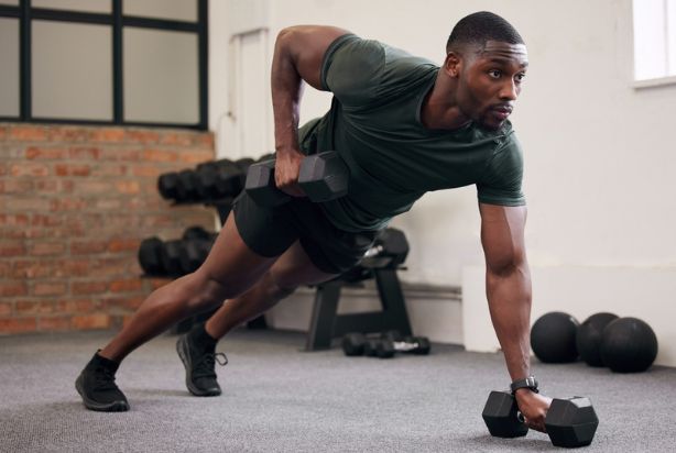 Treino com halteres: 7 exercícios para incluir no treino | TotalPass