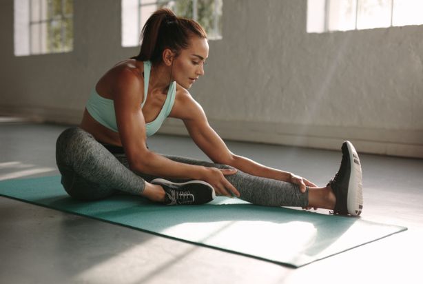 Alongamento para pernas: exercícios para fazer onde quiser | TotalPass