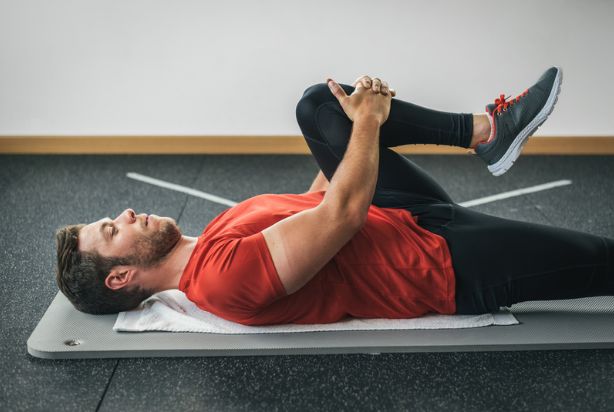 Alongamento para pernas: exercícios para fazer onde quiser | TotalPass