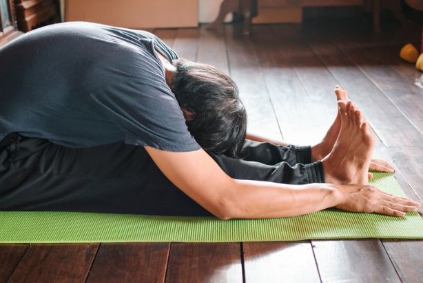 Alongamento para coluna: 4 exercícios para fazer na rotina | TotalPass