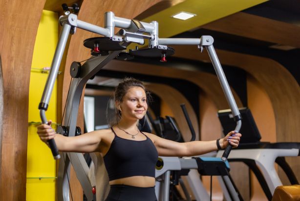 Peck deck: aprenda a fortalecer o peitoral corretamente | TotalPass