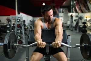 Rosca scott: aprenda a definir o bíceps corretamente | TotalPass