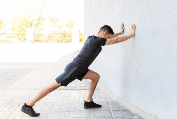 Pilates na parede: 3 exercícios para começar a se exercitar | TotalPass