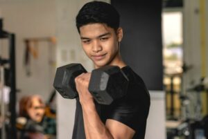 Rosca alternada: desenvolva os bíceps do jeito certo | TotalPass