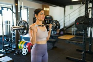 Rosca barra W: aprenda este exercício para o bíceps | TotalPass